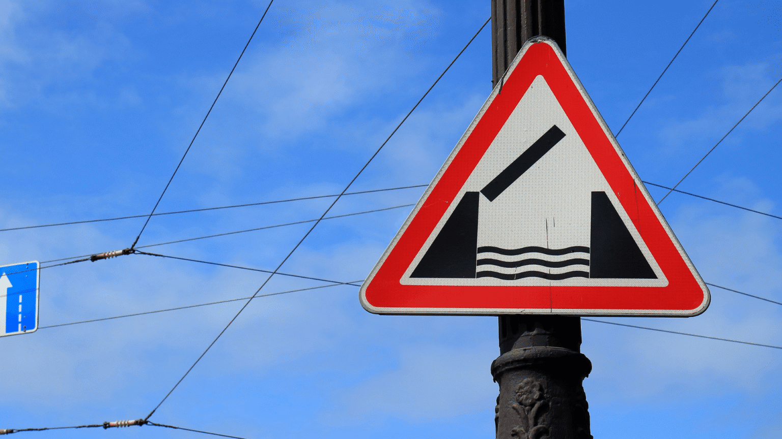 Placas de trânsito inusitadas e esquecidas que ainda resistem em ...