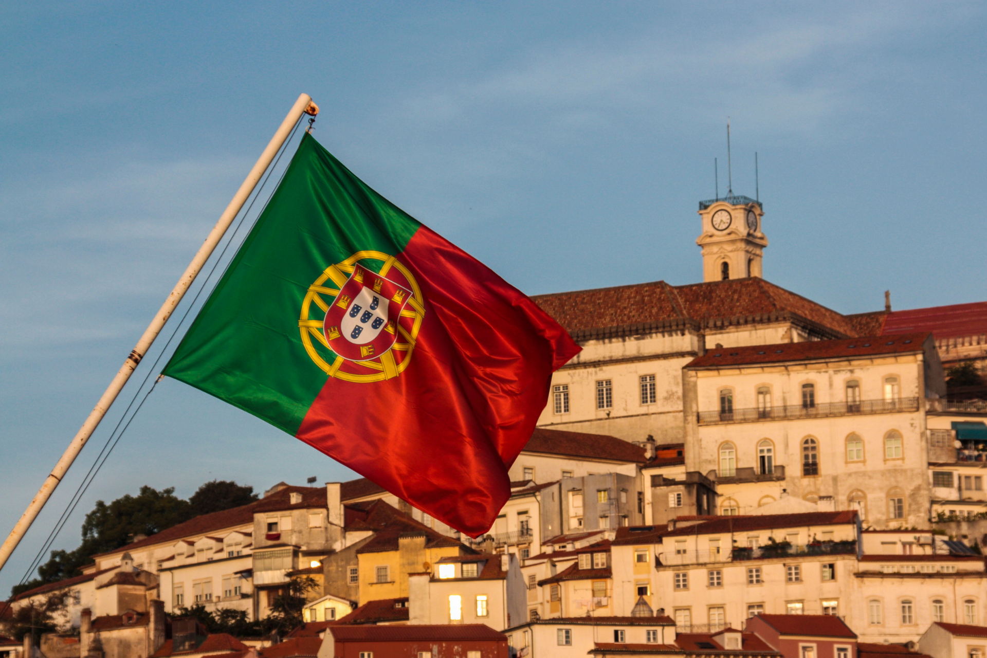 Tempestade Kristin deixa mortos, causa apagão em massa e paralisa ...